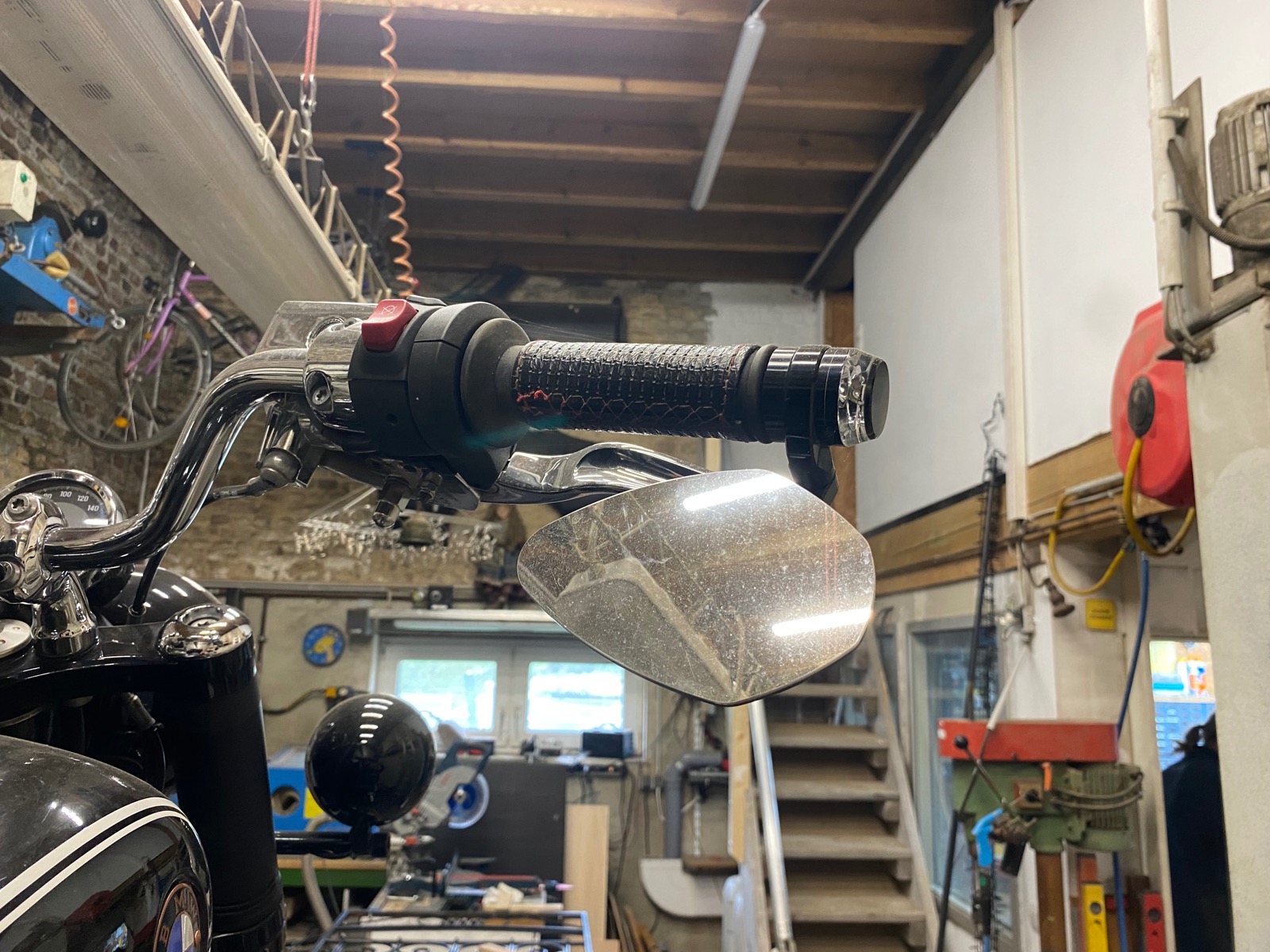 Mirror at the end of the handlebars – BMW R18 repair instructions ...