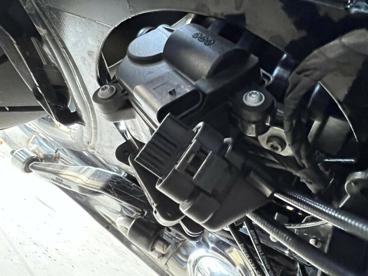 Exhaust flap control – BMW R18 repair instructions – maintenance ...